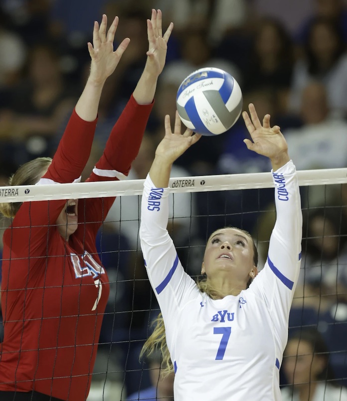 NCAA: Wisconsin survives at Arkansas; BYU, Utah State, S. Carolina, UNH ...