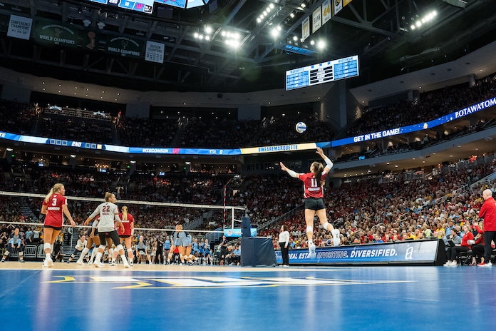 Packing 'em in: Record crowds as Wisconsin tops Marquette, Louisville ...