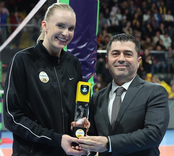 International volleyball: Drews, JT Marvelous compete 22-0 regular ...